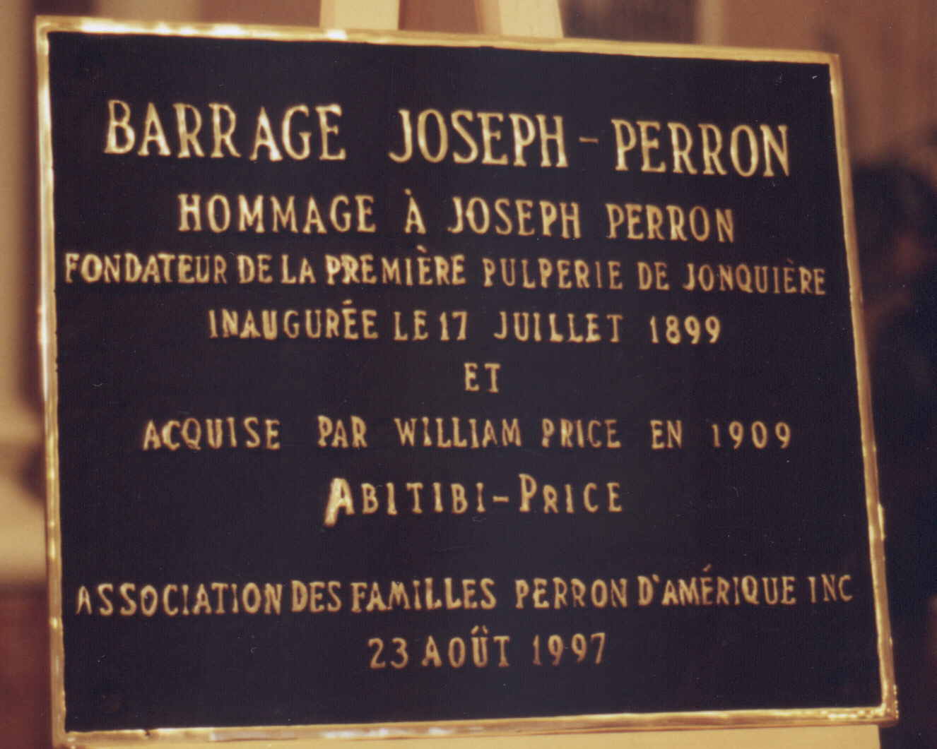 PLAQUES COMMÉMORATIVES
